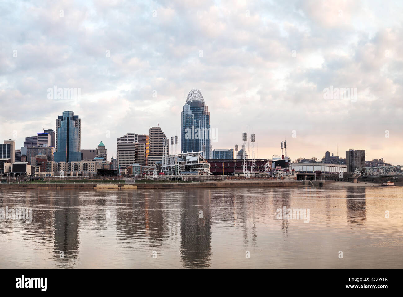 Panoramic view cincinnati ohio night hi-res stock photography and ...