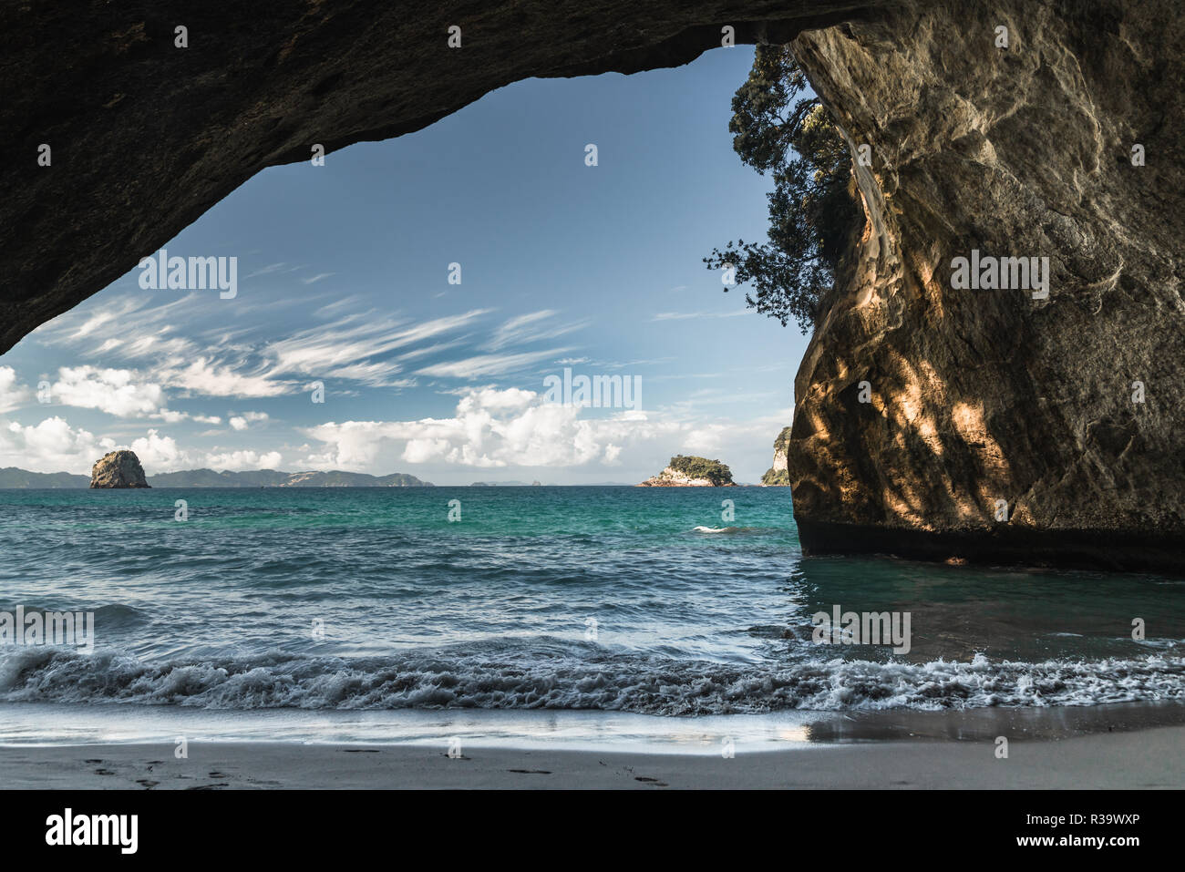 Hole in the Rock, Big Arch in the Rock, Cathedral Cove, Coromandel ...