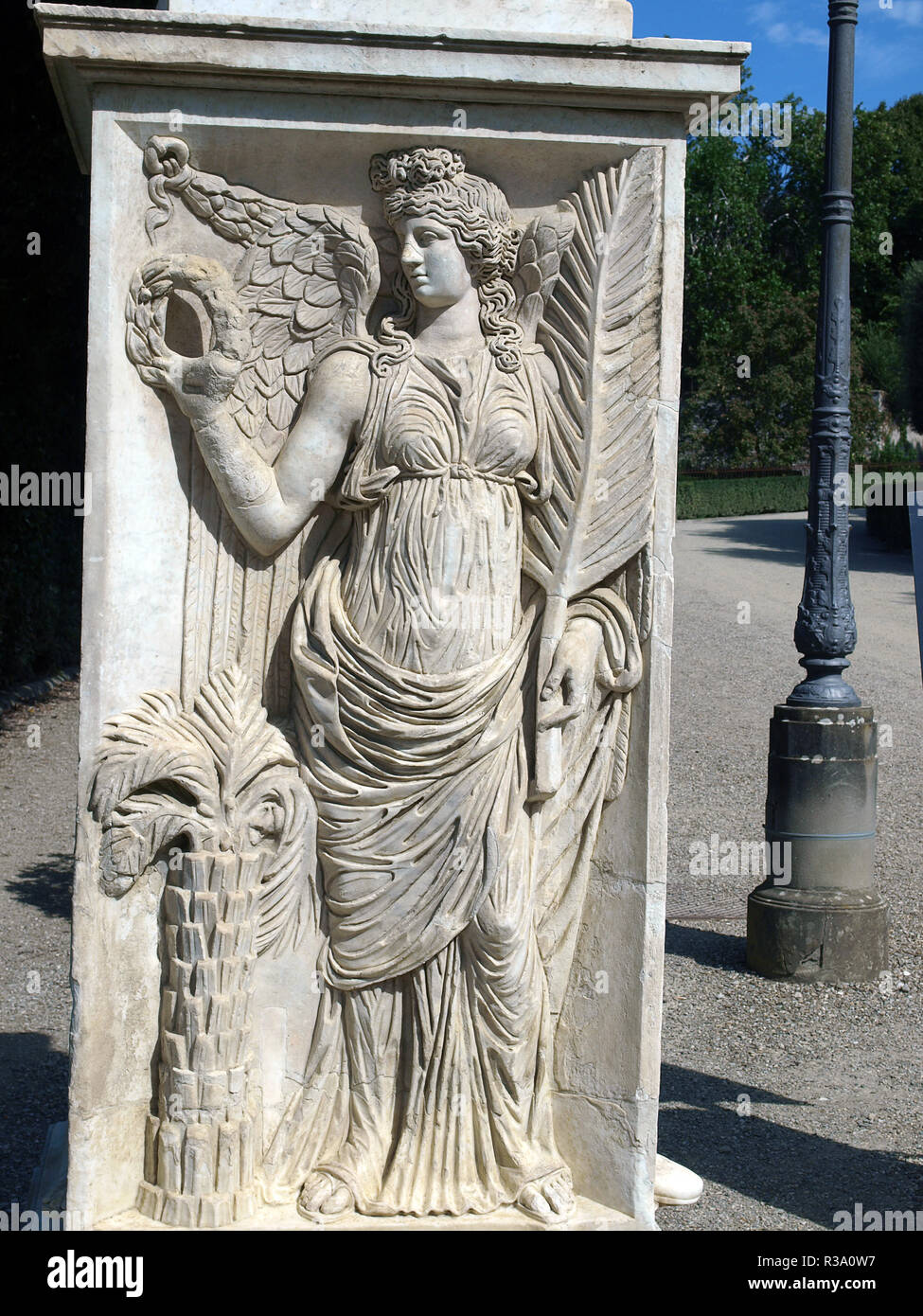 Classical woman statues hi-res stock photography and images - Alamy