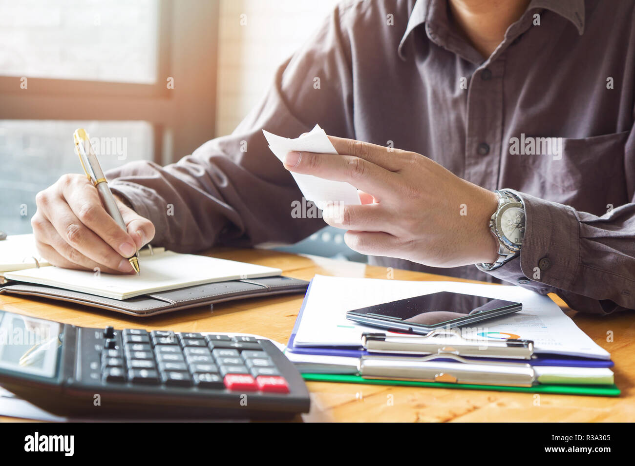 Calculate bill hi-res stock photography and images - Alamy