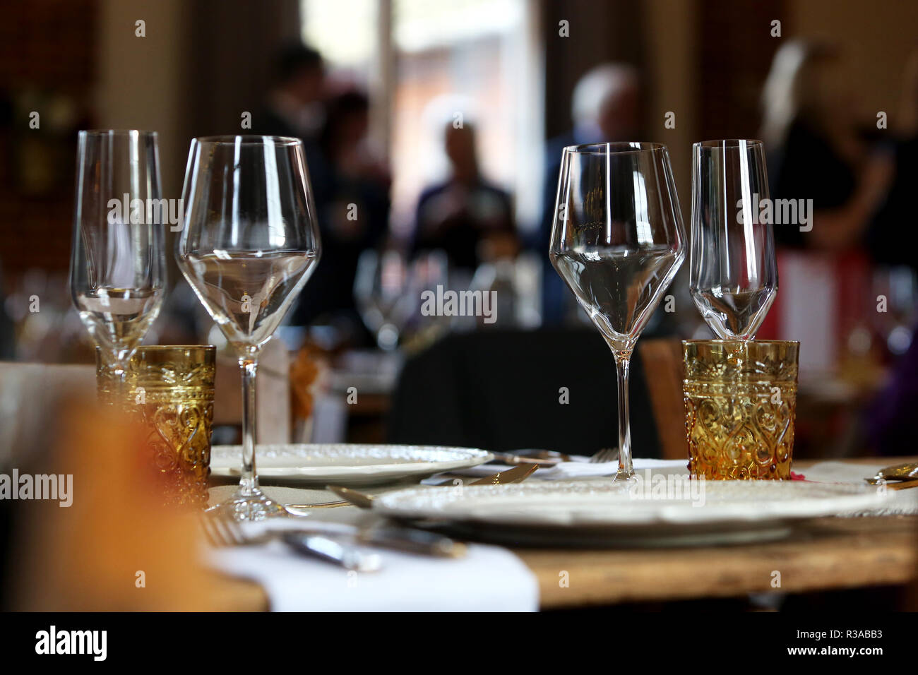 Expensive wedding breakfast table layout Stock Photo - Alamy