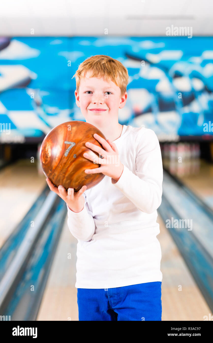 Bowlingkugel hi-res stock photography and images - Alamy