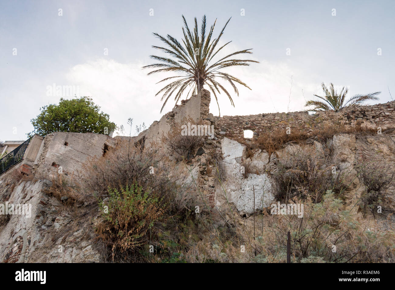 Medival wall and blue sky hi-res stock photography and images - Alamy