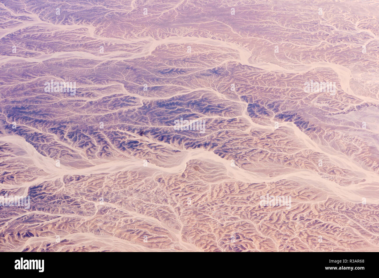 pattern of dry watercourses in the desert Stock Photo - Alamy