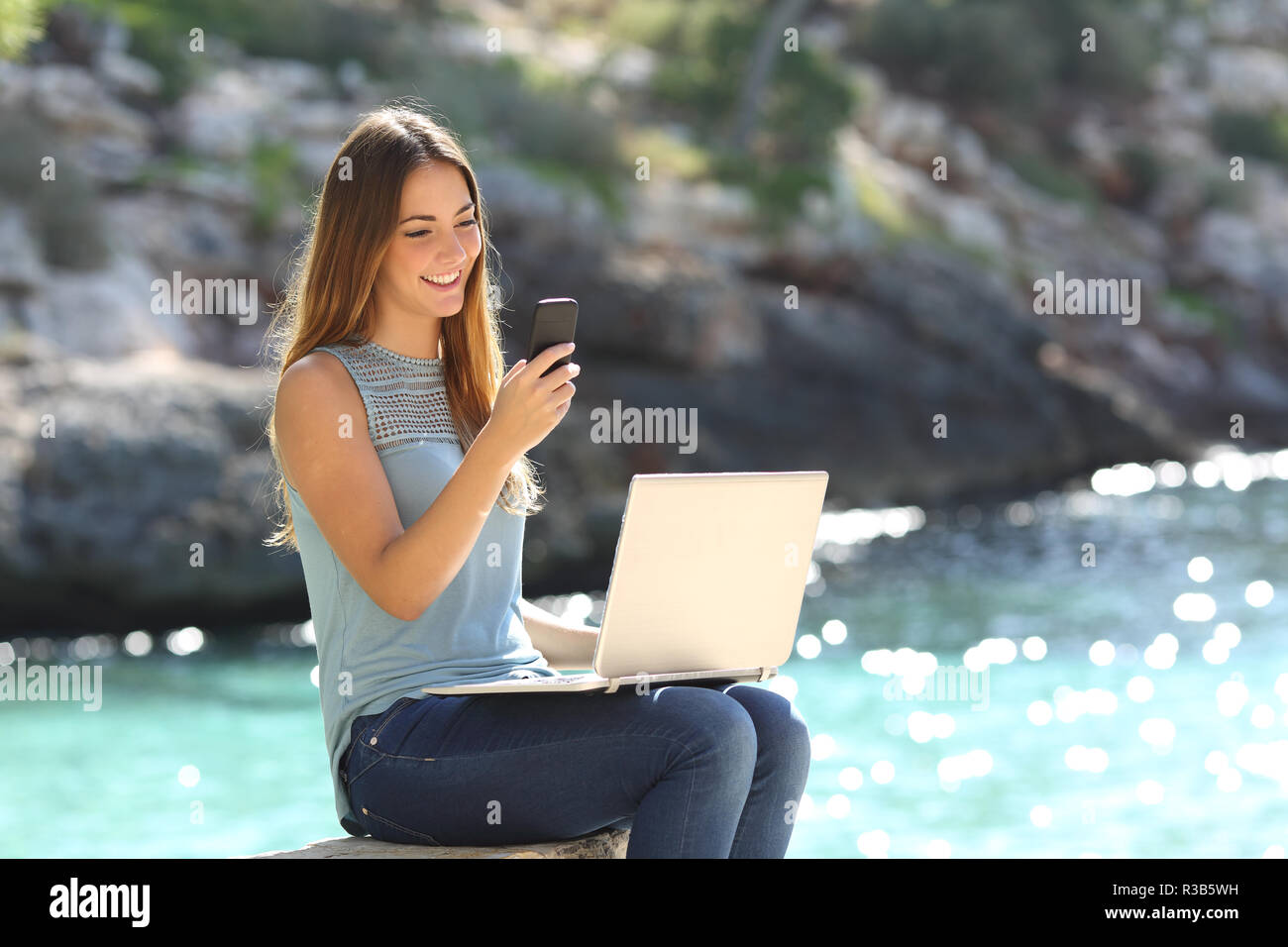 Teenager studying beach hi-res stock photography and images - Alamy