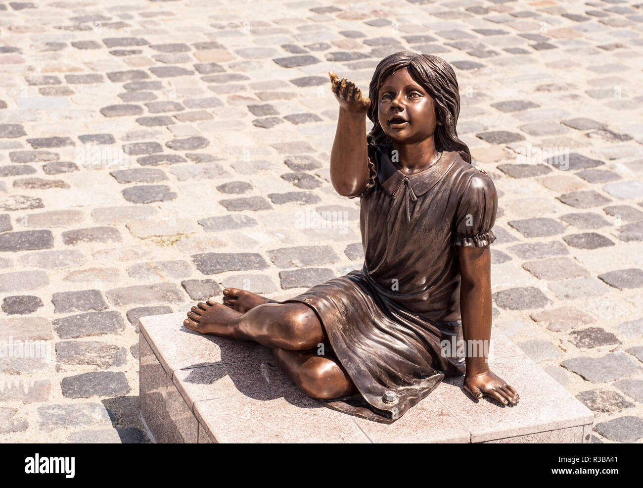 Girl monument park hi-res stock photography and images - Alamy