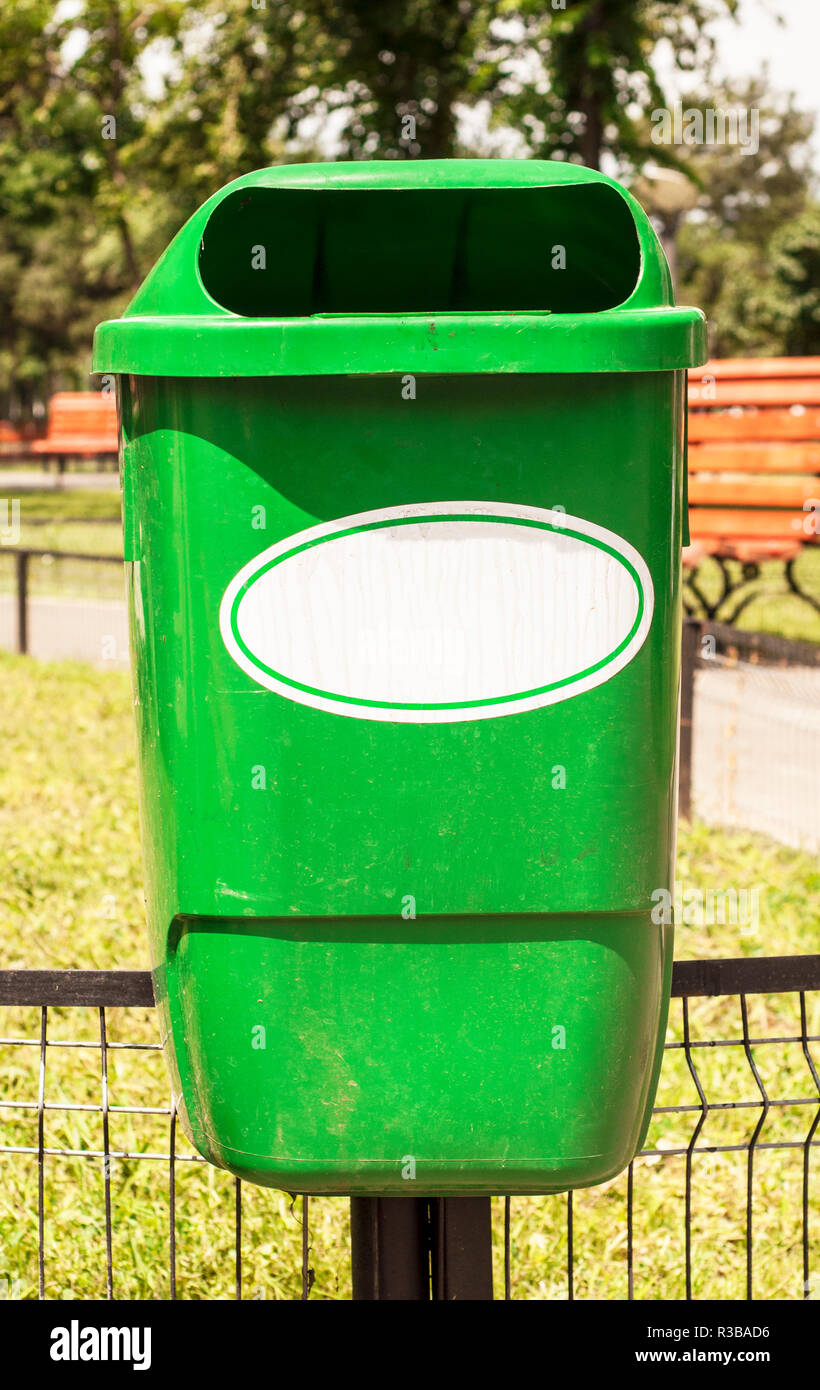 Green litter bin hi-res stock photography and images - Alamy