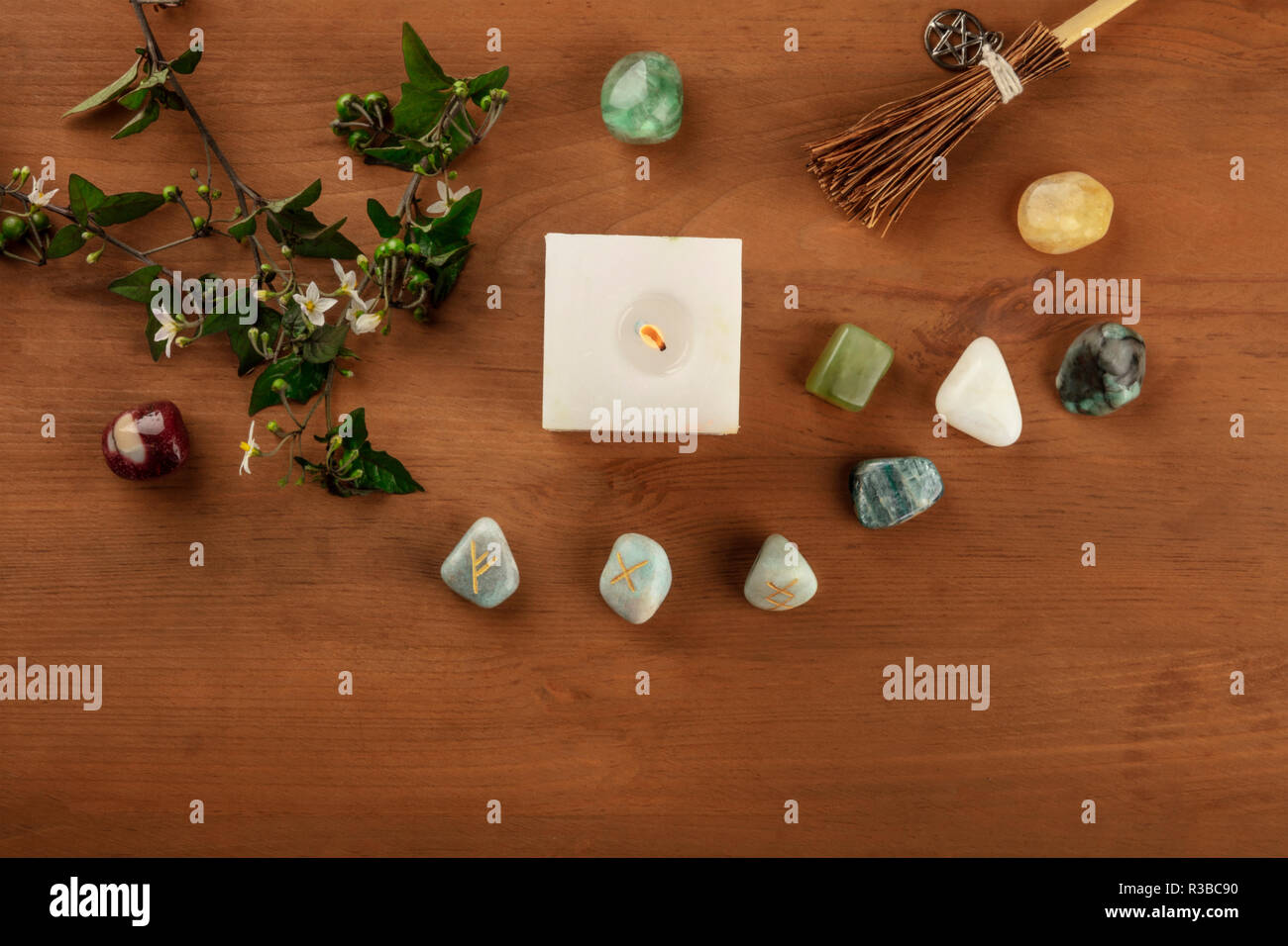 Wiccan altar hi-res stock photography and images - Alamy