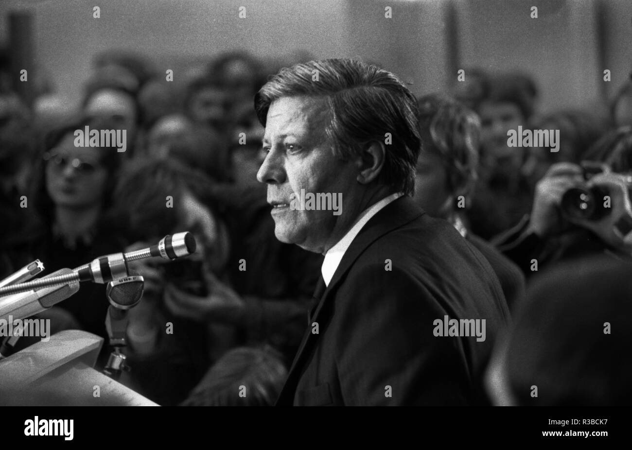 Chancellor Helmut Schmidt (SPD) opens an art exhibition at the Ostwallmuseum in Dortmund on ...