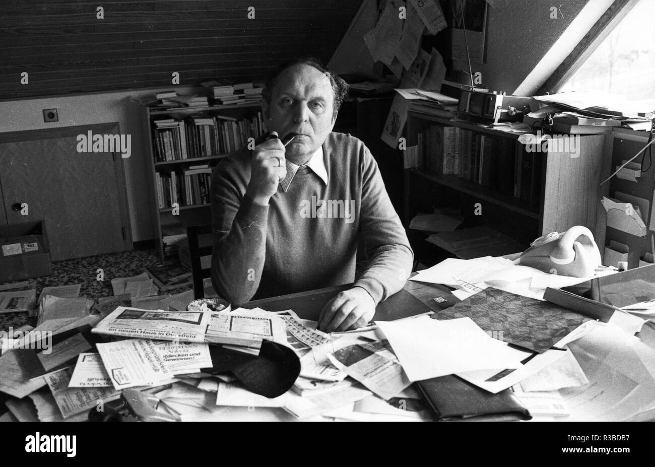 Author Josef Reding on 27 February 1975 in his house in Dortmund ...