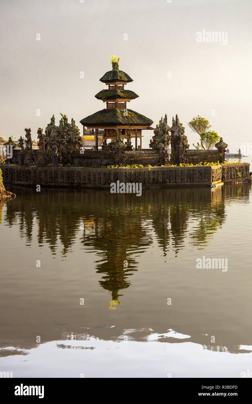 Hindu bedugul temple hi-res stock photography and images - Alamy