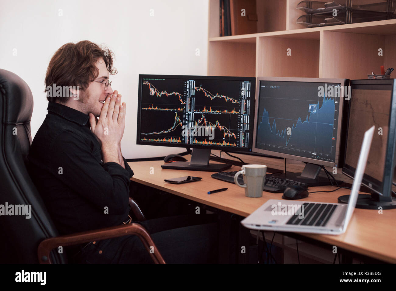 Bank of computer screens hi-res stock photography and images - Alamy