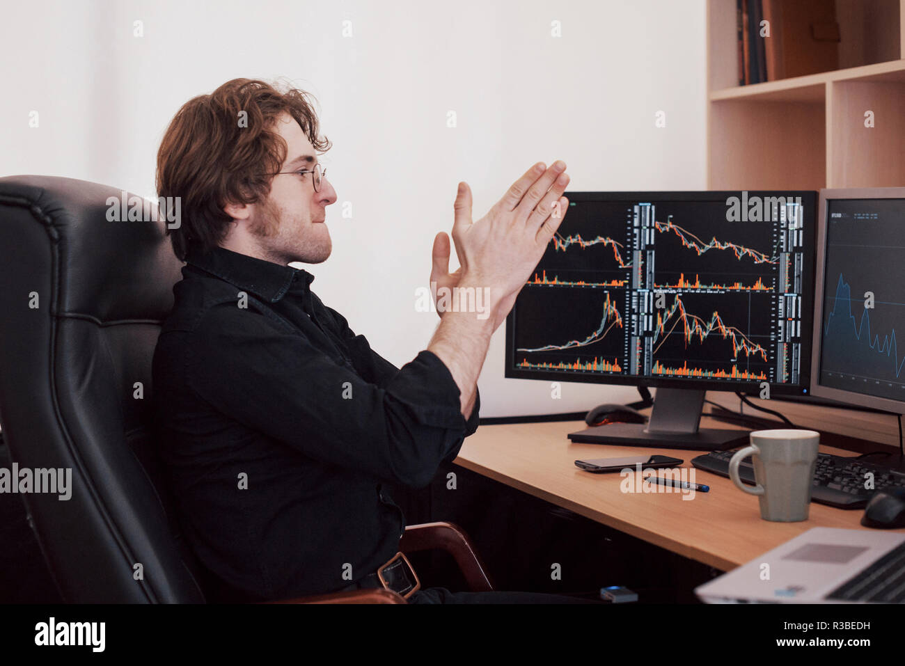 Bank of computer screens hi-res stock photography and images - Alamy