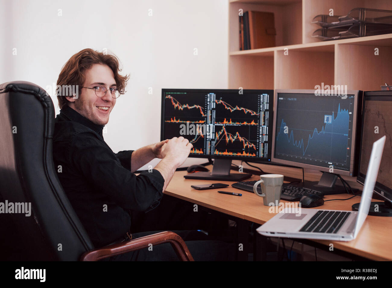 Bank of computer screens hi-res stock photography and images - Alamy