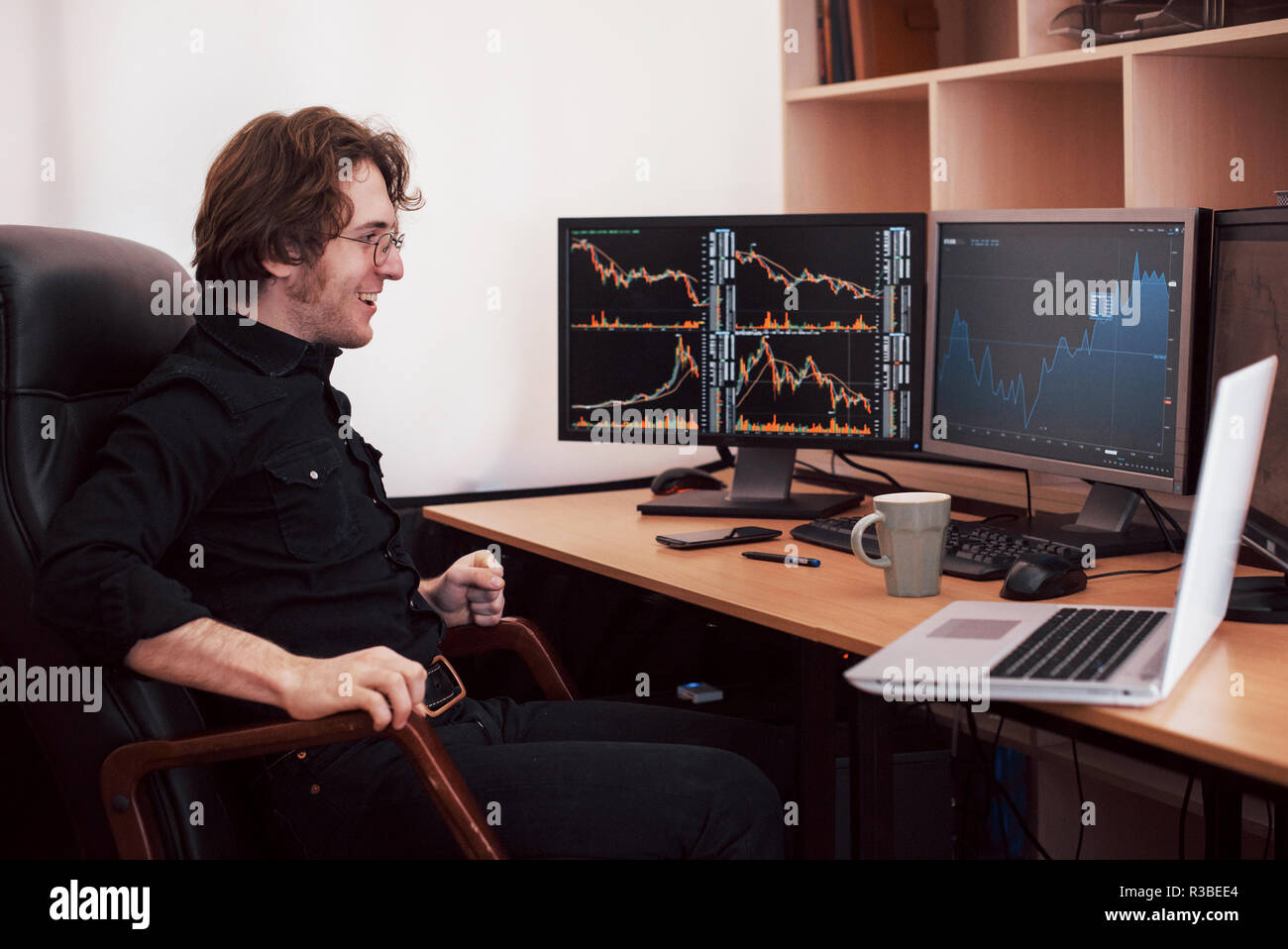 Bank of computer screens hi-res stock photography and images - Alamy