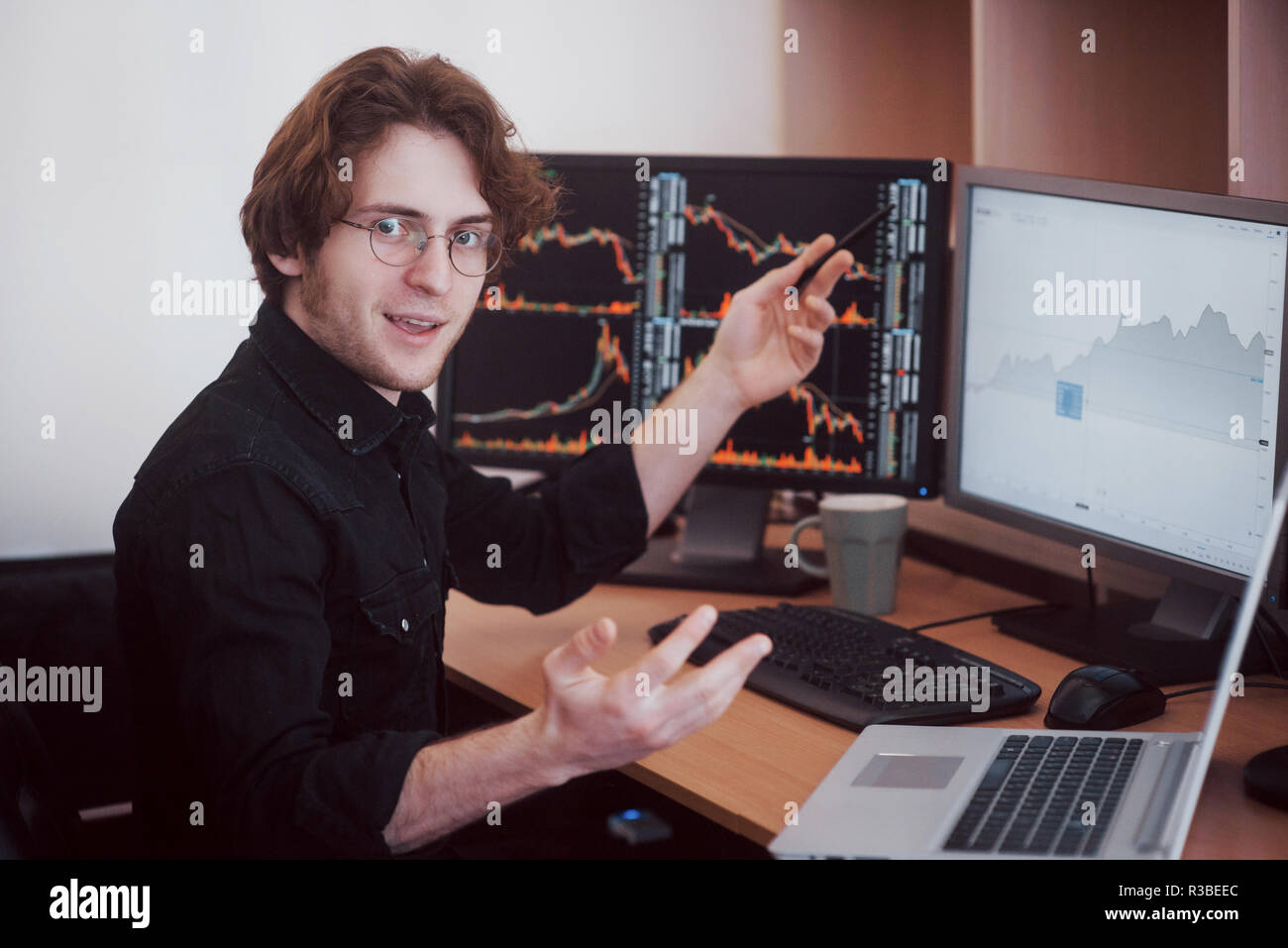 Businessmen trading stocks online. Stock broker looking at graphs ...