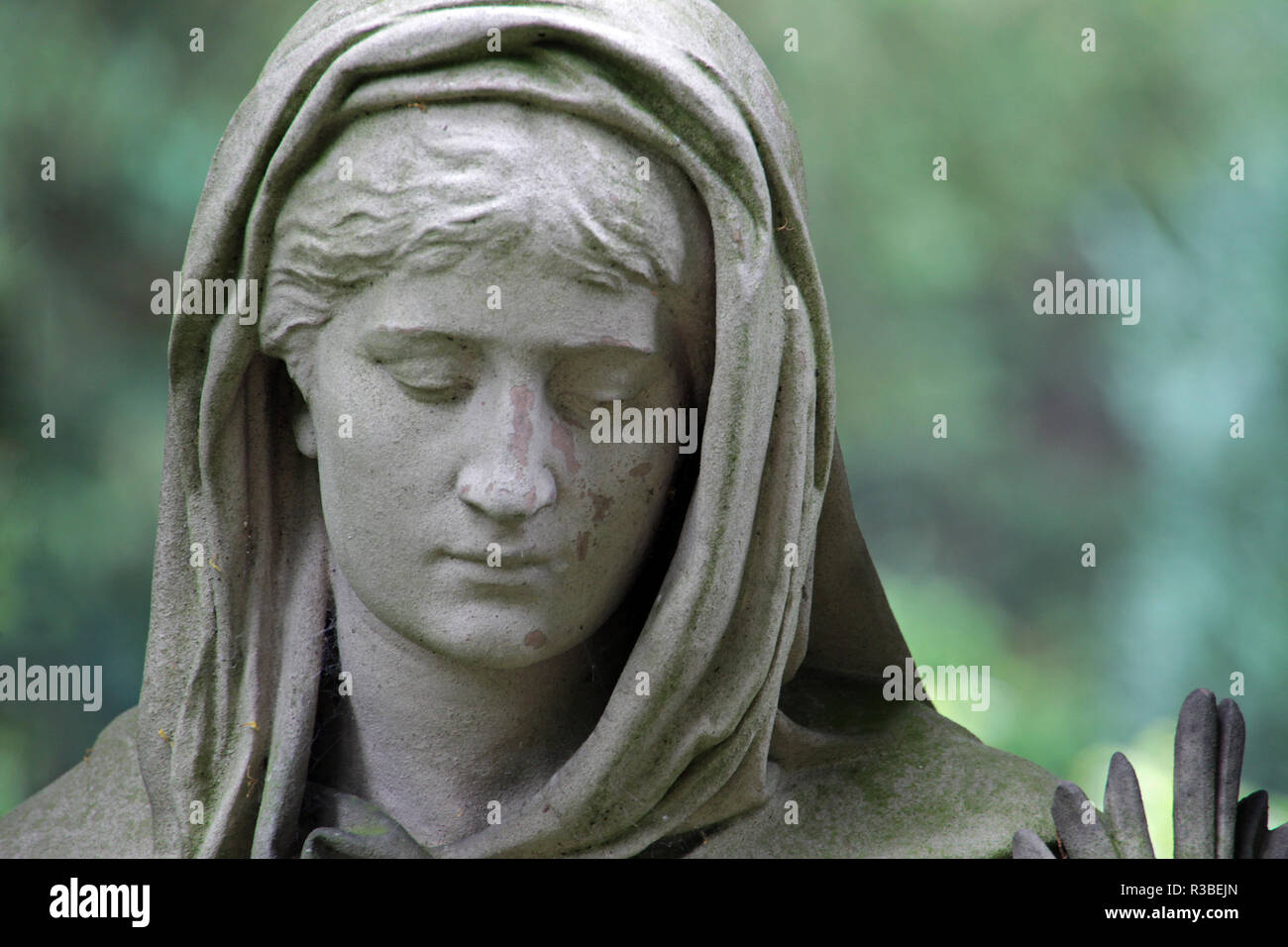 grave statue in a cemetery Stock Photo - Alamy