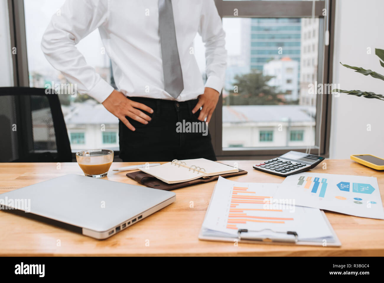 Working at office desk hi-res stock photography and images - Alamy