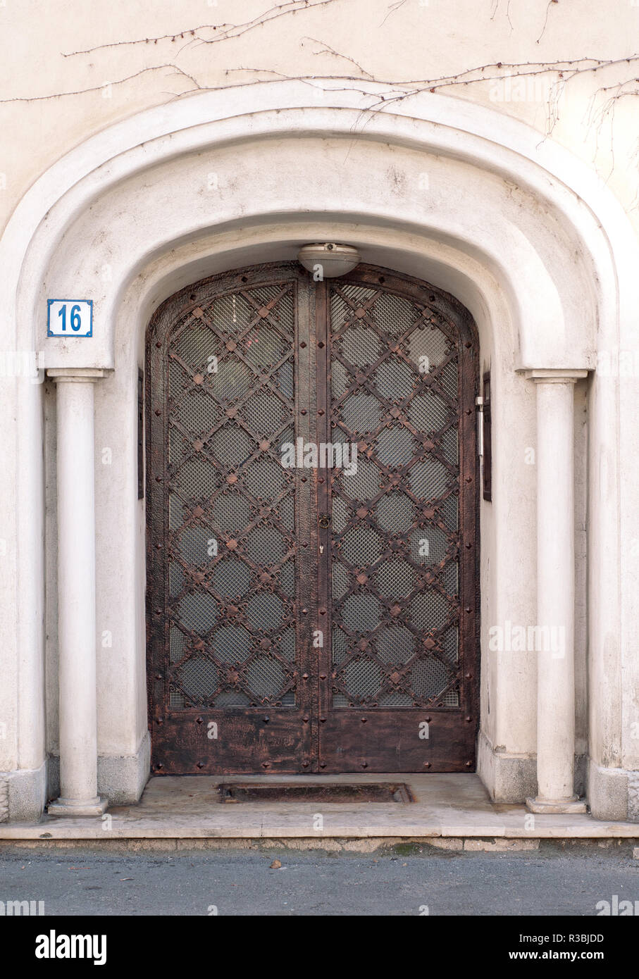 Wrought iron pillars hi-res stock photography and images - Alamy