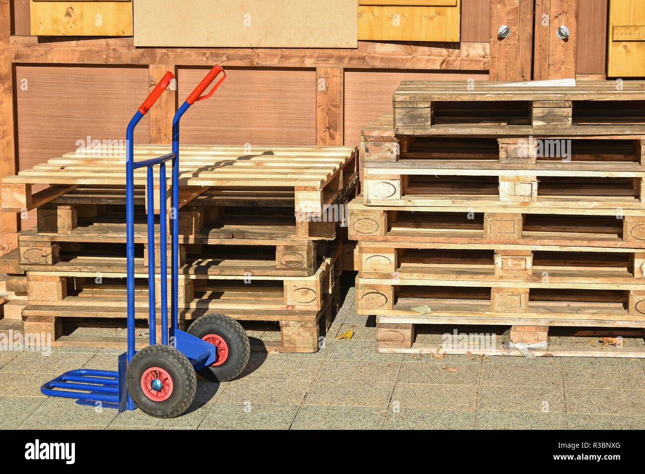 Pallets next to a warehouse building Stock Photo - Alamy