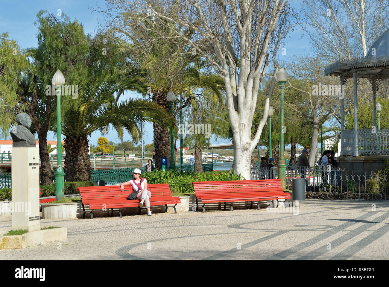 Statue woman sitting on bench hi-res stock photography and images - Alamy