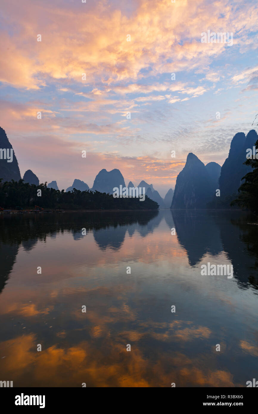 Calm asia li river hi-res stock photography and images - Alamy