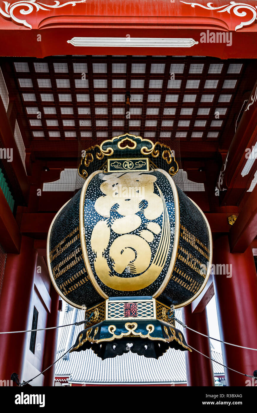 Tokyo, Japan. Large green lantern at the Hozo-mon Gate in the Asakusa ...