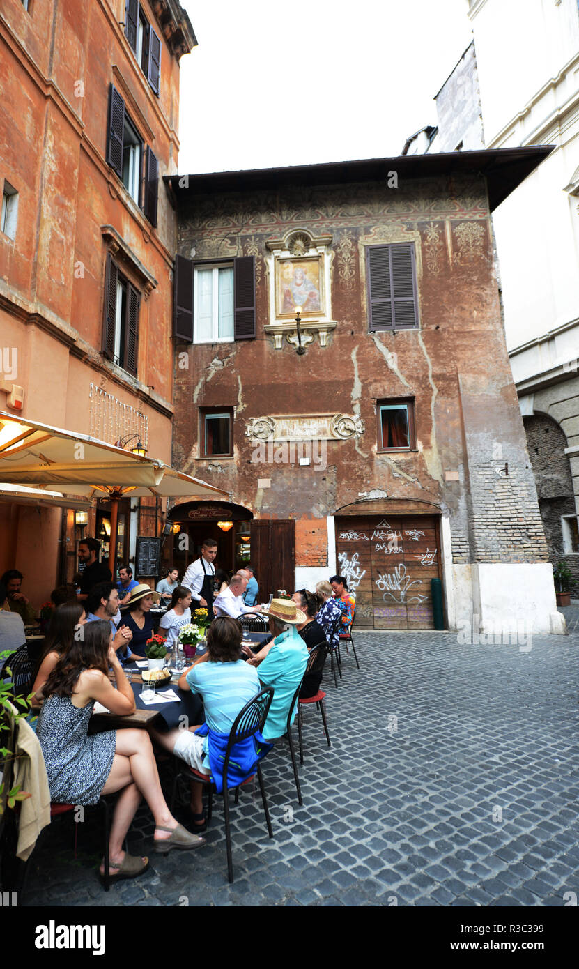 A busy restaurant on Piazza del Biscione in Rome Stock Photo - Alamy