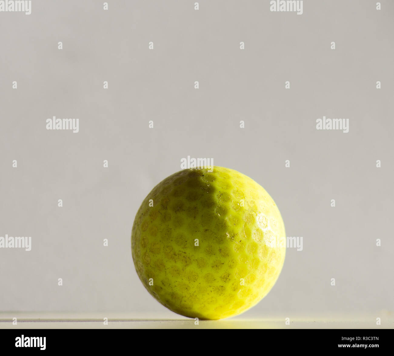 Golf ball on black backdrop hi-res stock photography and images - Alamy