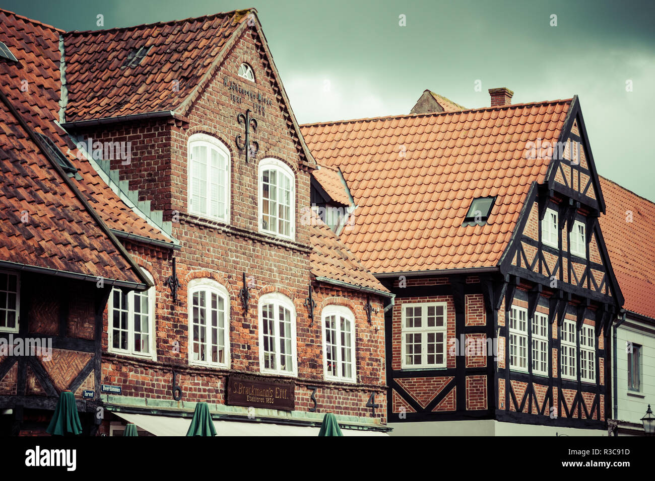 Beautiful tudor half timbered hi-res stock photography and images - Alamy