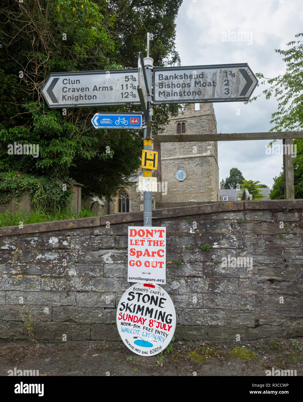 Roadsign signpost england uk hi-res stock photography and images - Alamy