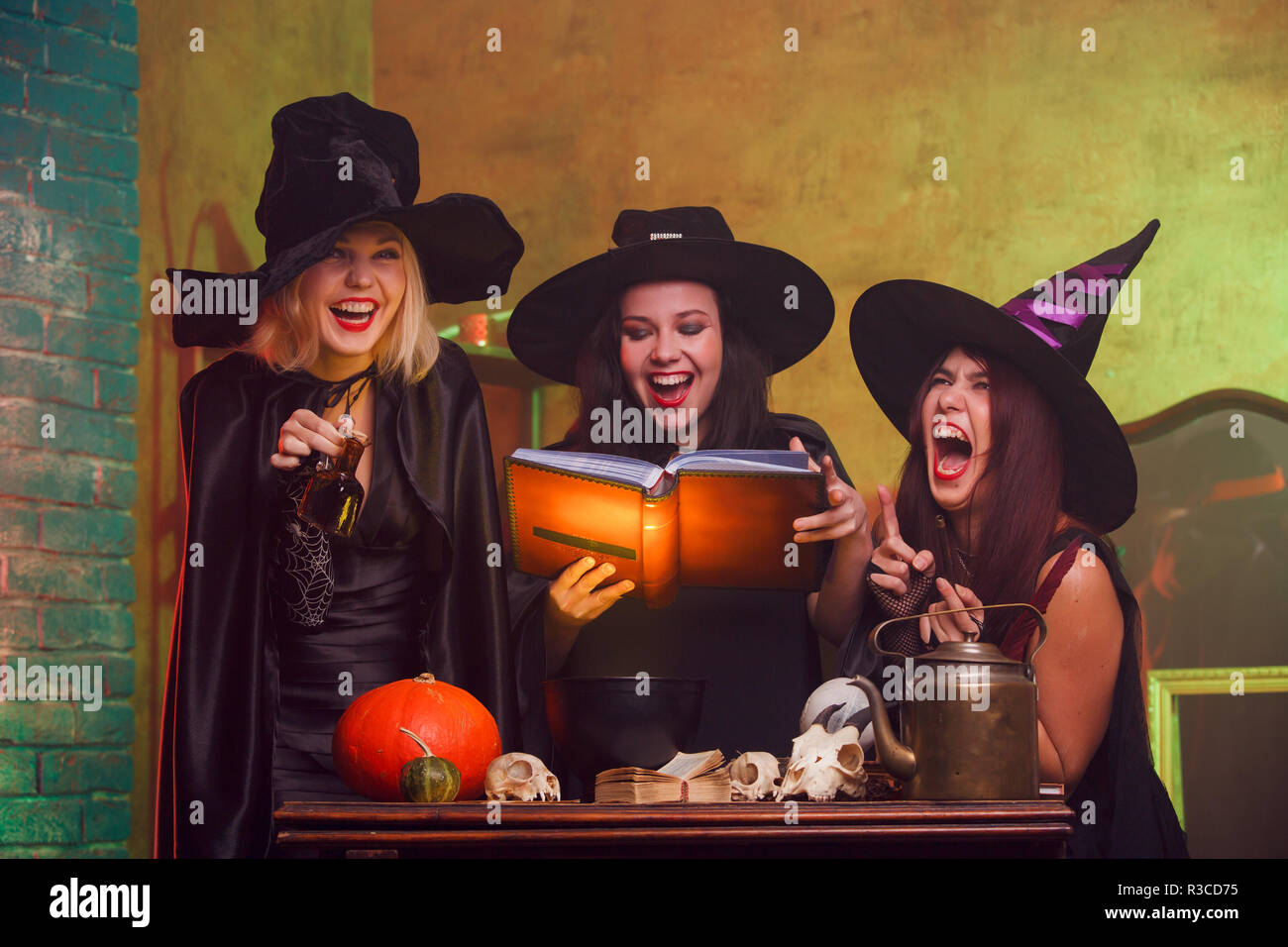 Three witches hi-res stock photography and images - Alamy