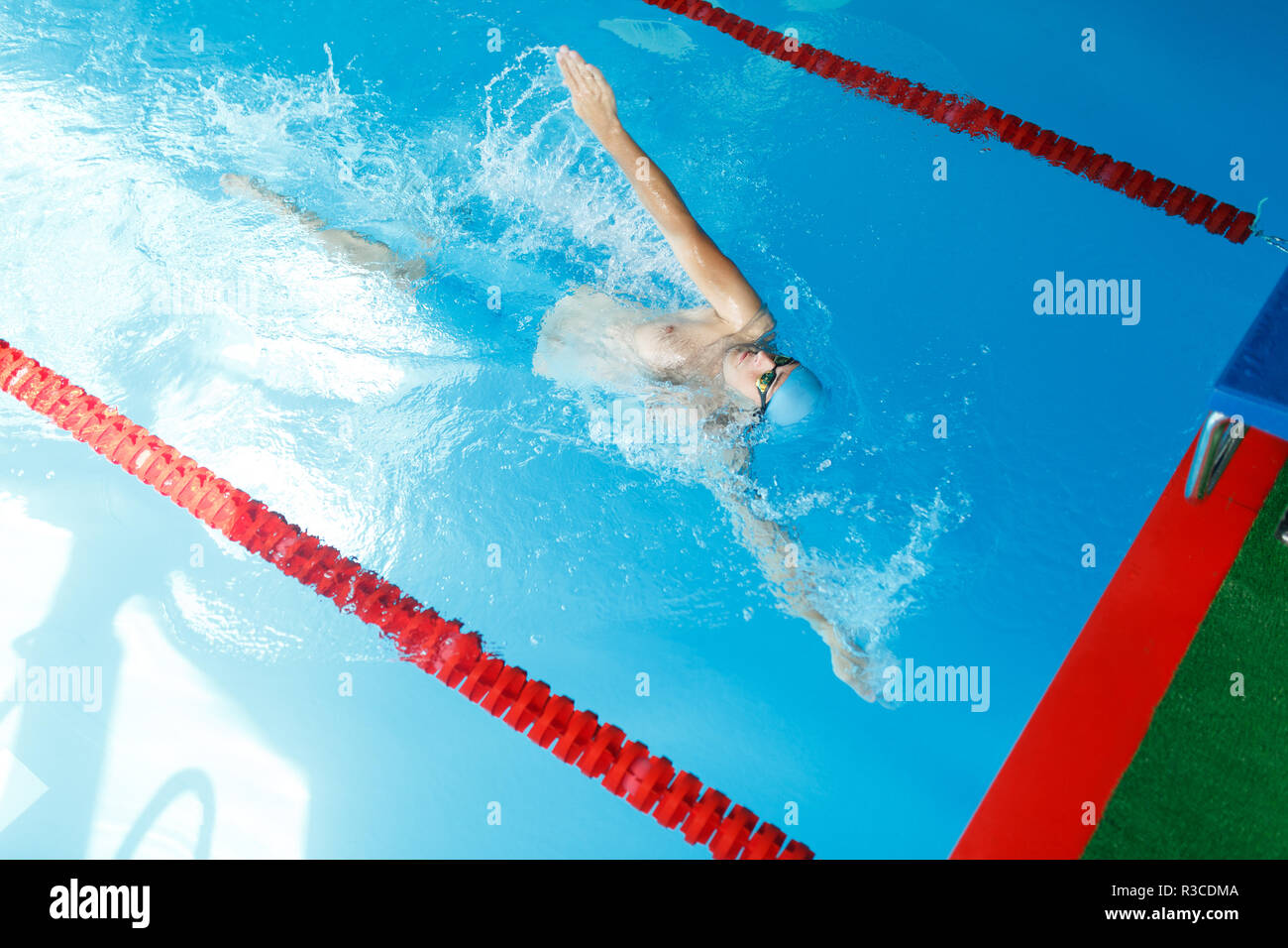 Photo on top of athlete man swimming on back in swimming pool on track ...