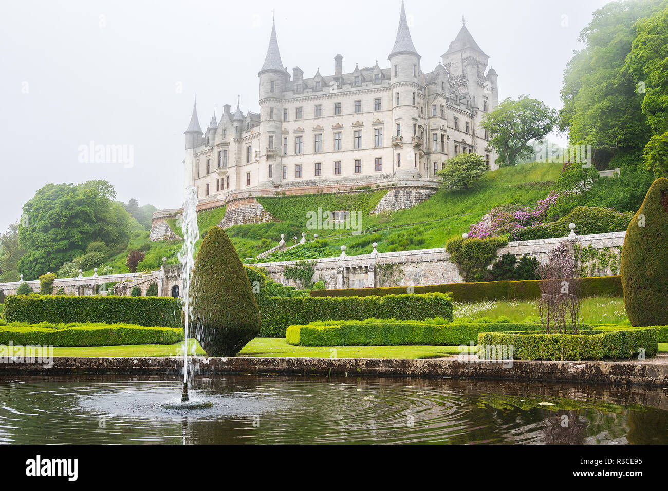 Dunrobin castle exterior hi-res stock photography and images - Alamy