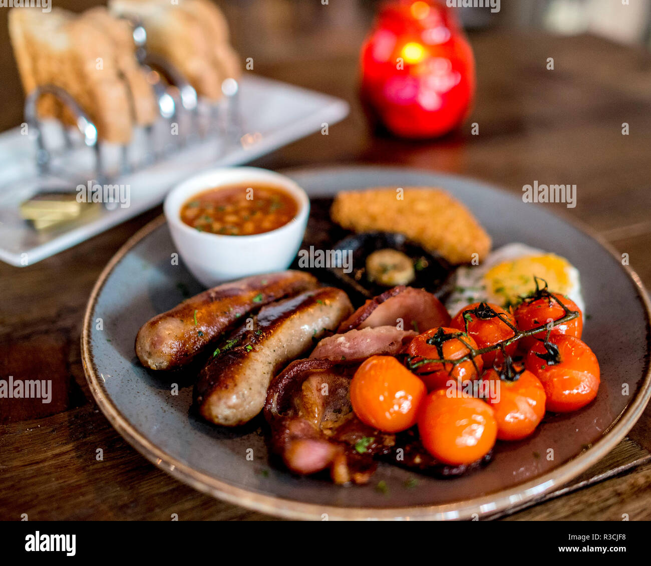 English pub supper hi-res stock photography and images - Alamy