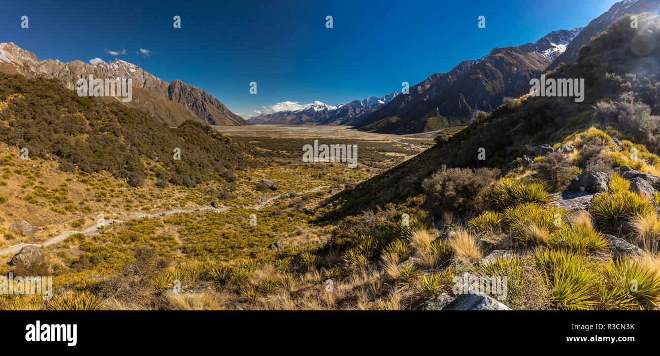 Blue Lakes and the mountains on the Tasman Valley Walk and Tasman ...