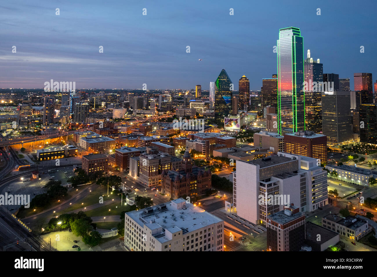 Usa texas dallas skyline at sunset hi-res stock photography and images ...