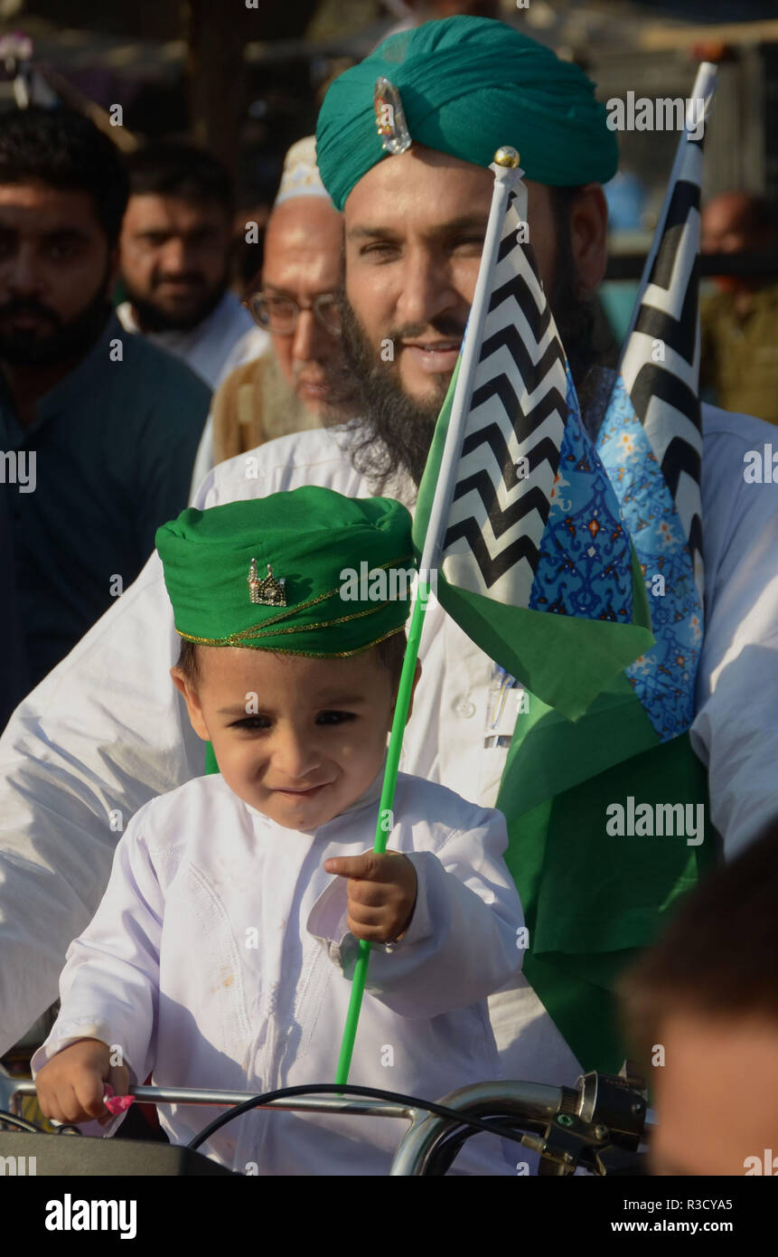Lahore, Pakistan. 21st Nov, 2018. Sunni Muslims march in a rally wave ...