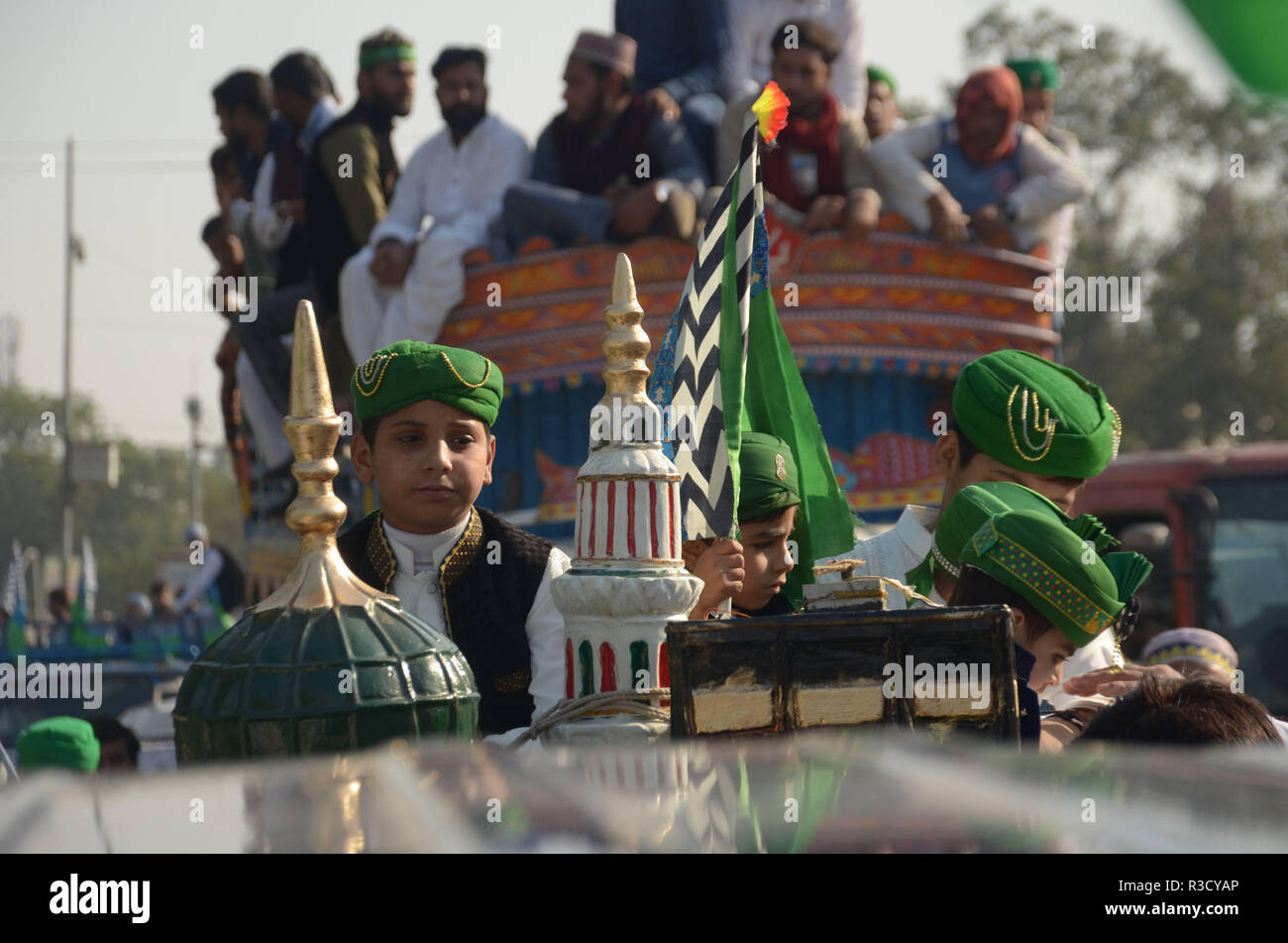 Lahore, Pakistan. 21st Nov, 2018. Sunni Muslims march in a rally wave ...