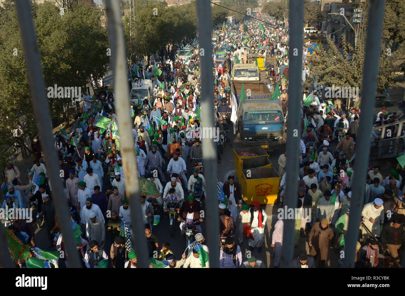 Lahore, Pakistan. 21st Nov, 2018. Sunni Muslims march in a rally wave ...