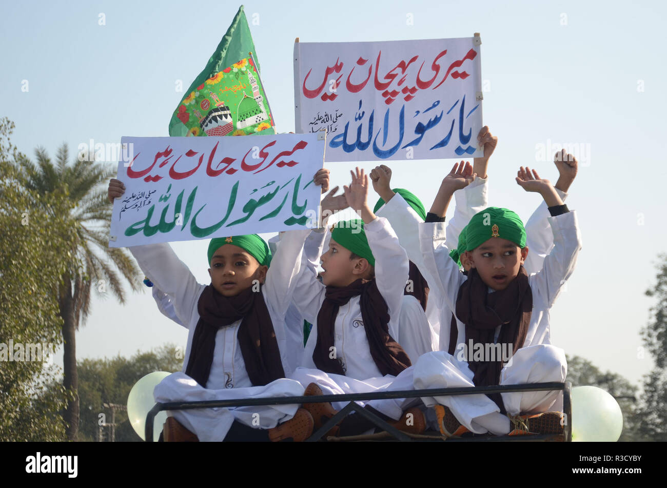 Lahore, Pakistan. 21st Nov, 2018. Sunni Muslims march in a rally wave ...
