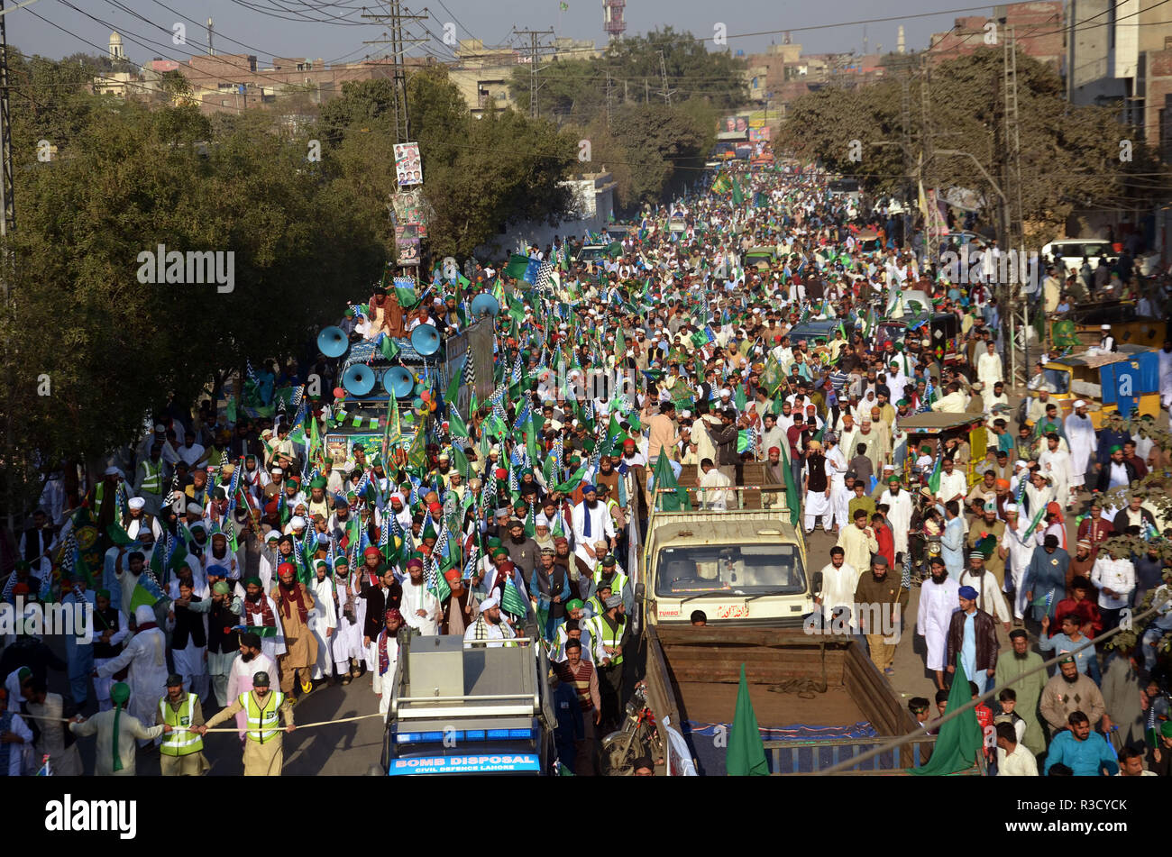 Lahore, Pakistan. 21st Nov, 2018. Sunni Muslims march in a rally wave ...