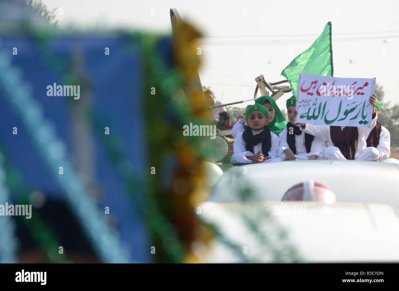 Lahore, Pakistan. 21st Nov, 2018. Sunni Muslims march in a rally wave ...