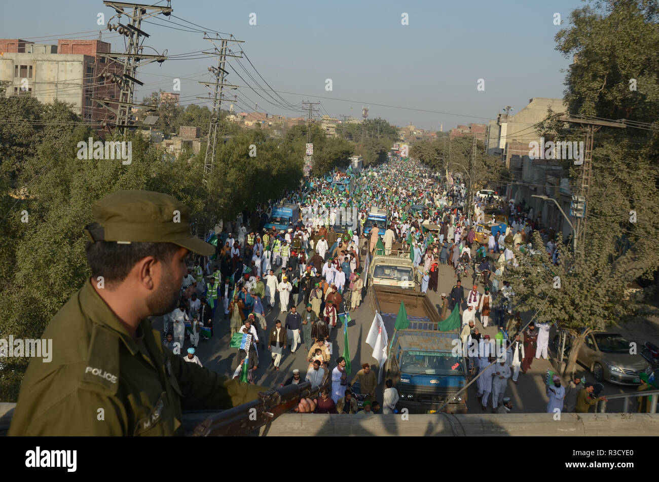 Lahore, Pakistan. 21st Nov, 2018. Sunni Muslims march in a rally wave ...