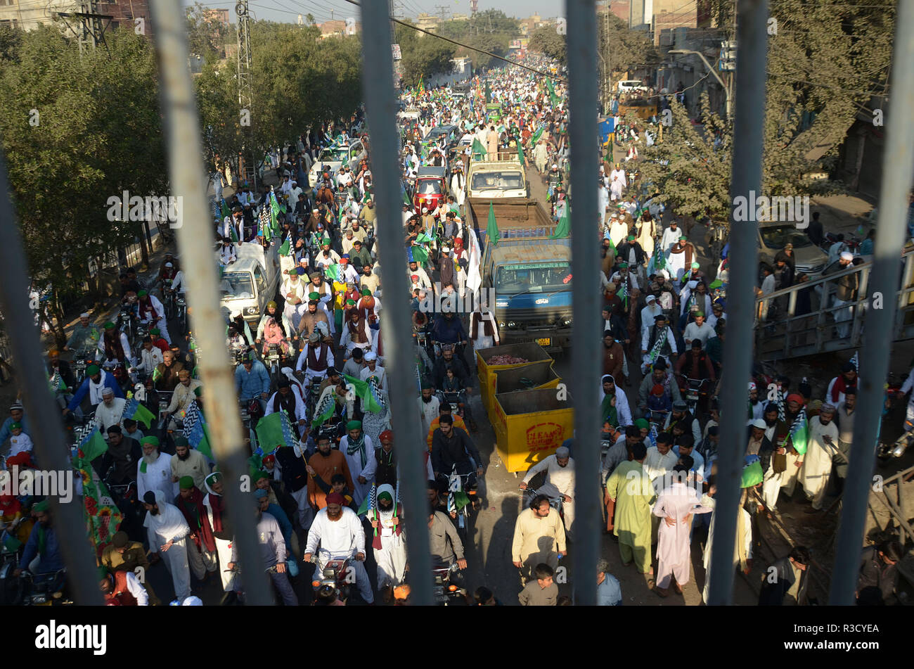 Lahore, Pakistan. 21st Nov, 2018. Sunni Muslims march in a rally wave ...
