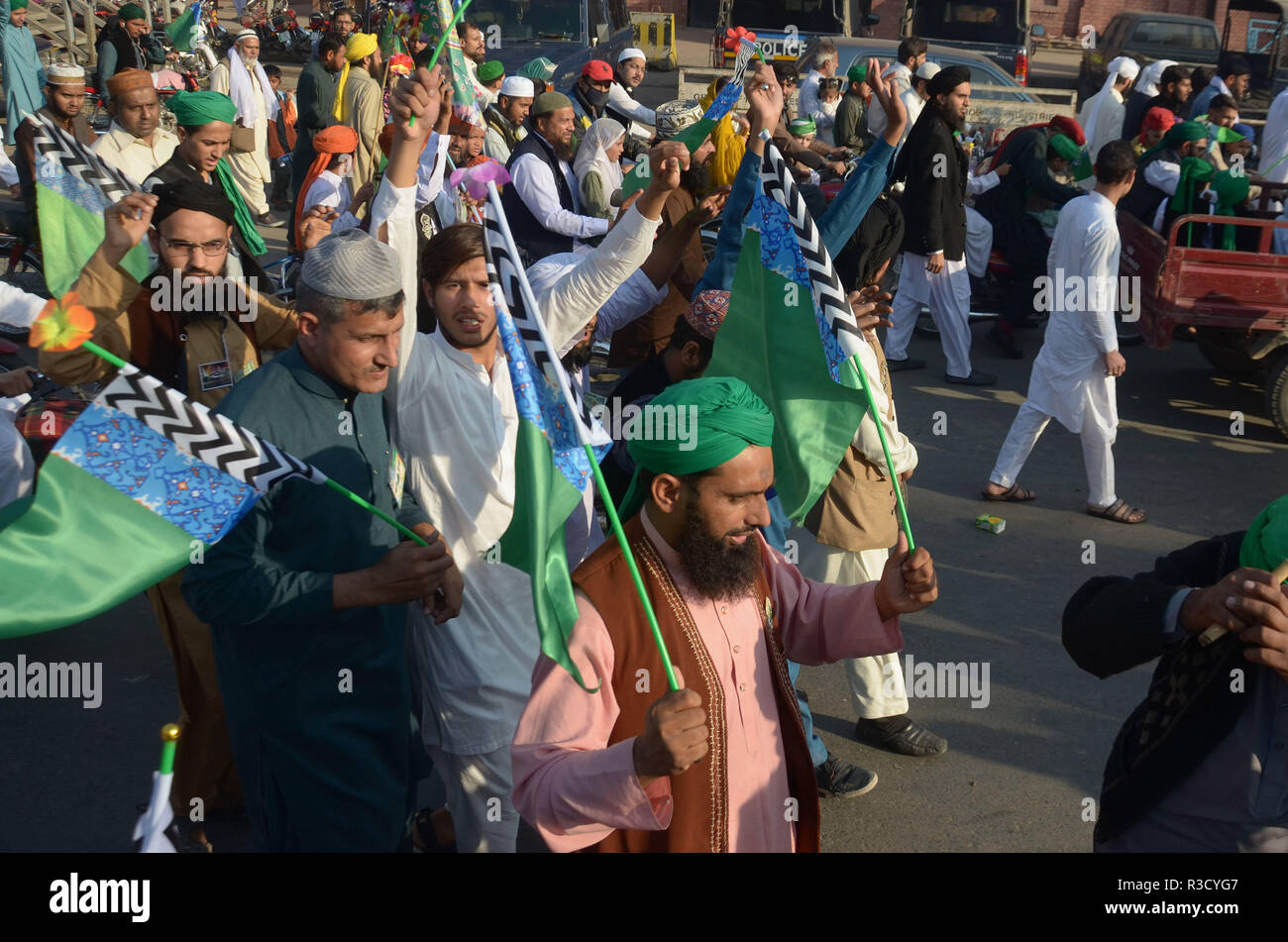 Lahore, Pakistan. 21st Nov, 2018. Sunni Muslims march in a rally wave ...