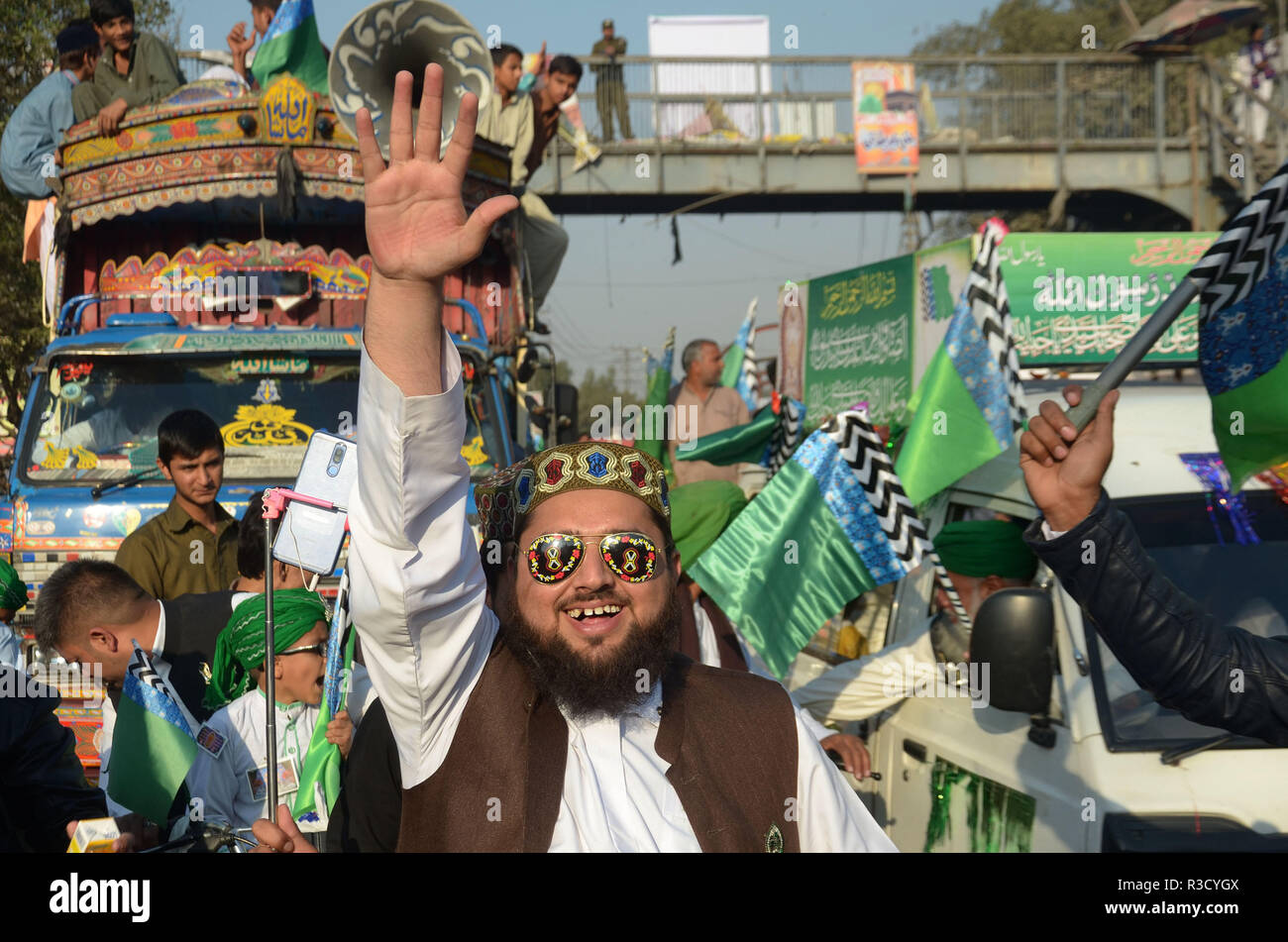 Lahore, Pakistan. 21st Nov, 2018. Sunni Muslims march in a rally wave ...