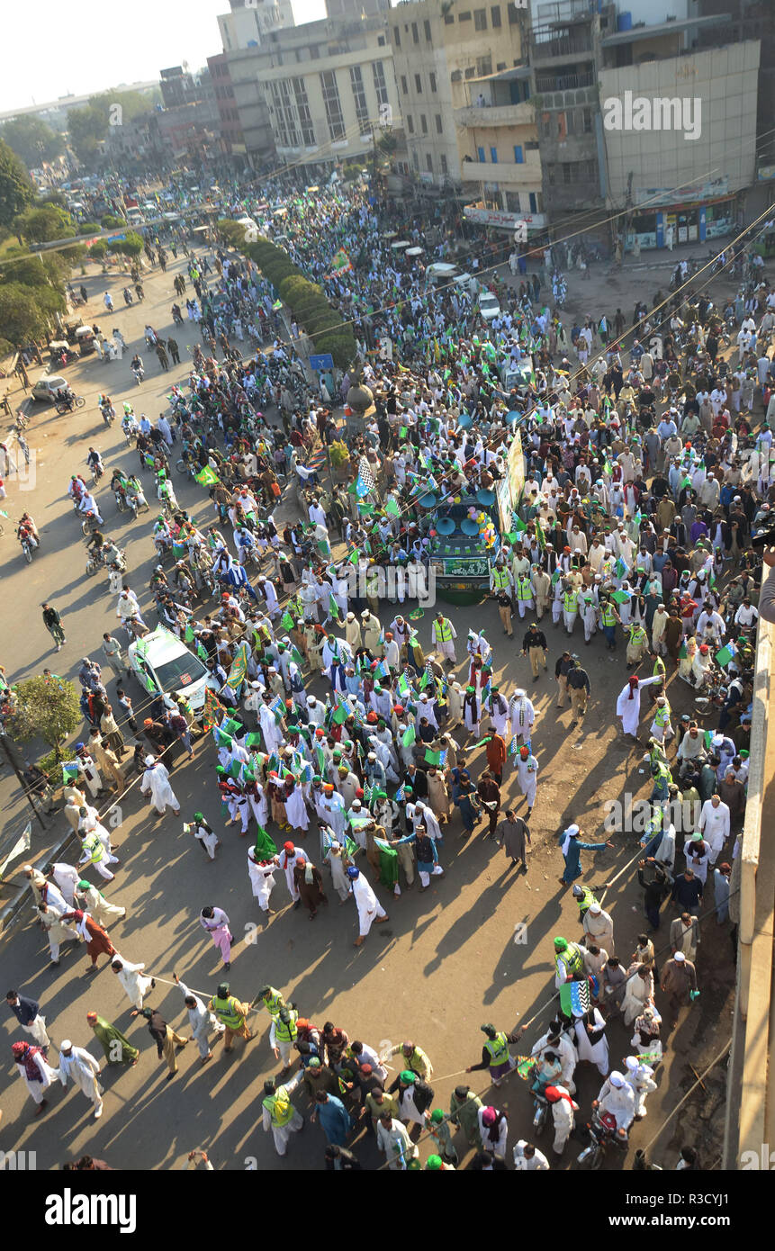 Lahore, Pakistan. 21st Nov, 2018. Sunni Muslims march in a rally wave ...