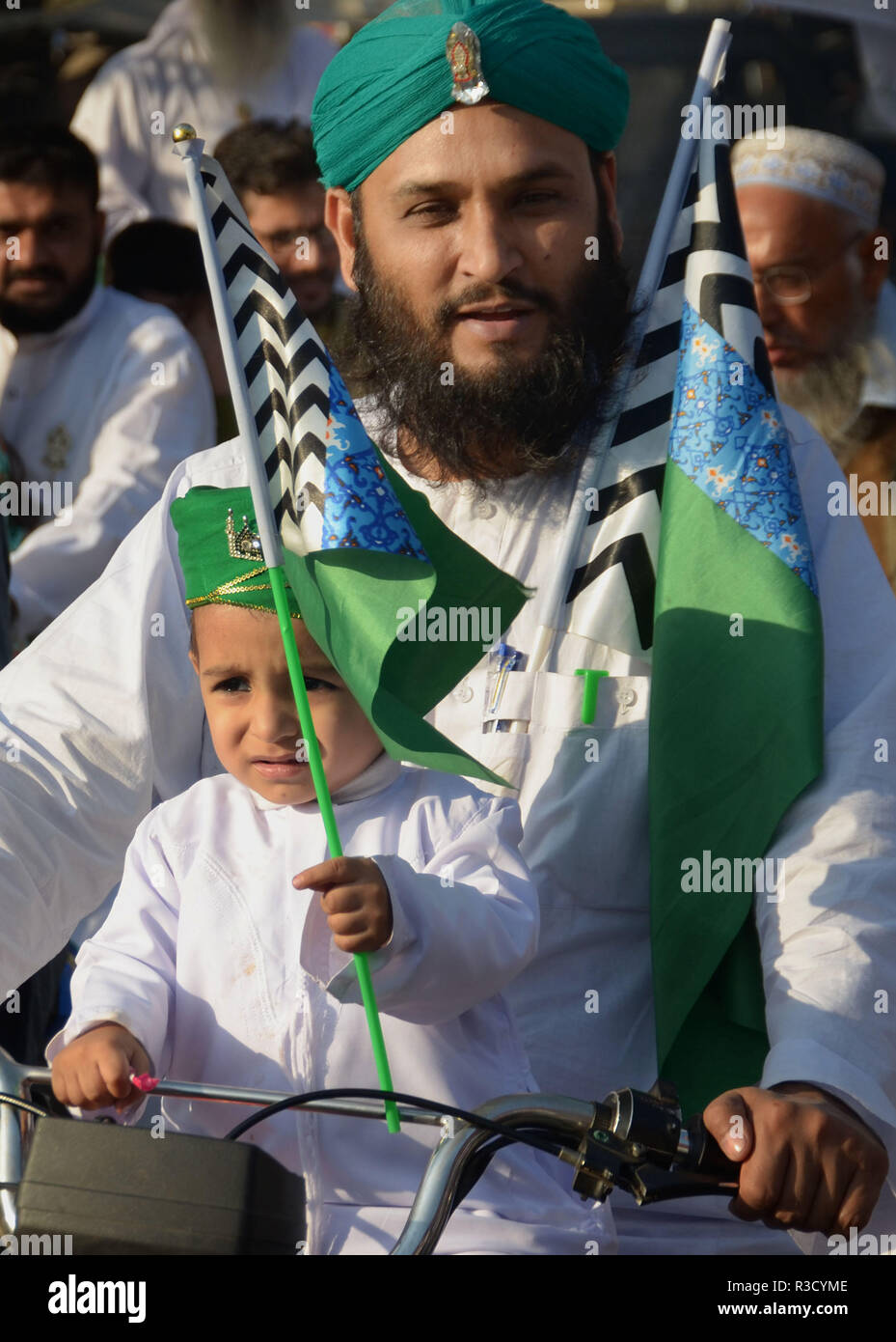 Lahore, Pakistan. 21st Nov, 2018. Sunni Muslims march in a rally wave ...