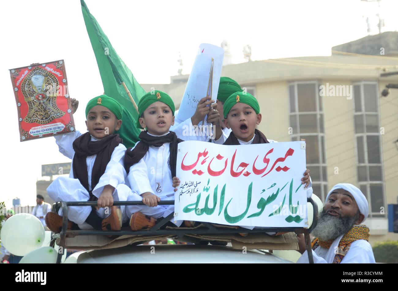 Lahore, Pakistan. 21st Nov, 2018. Sunni Muslims march in a rally wave ...
